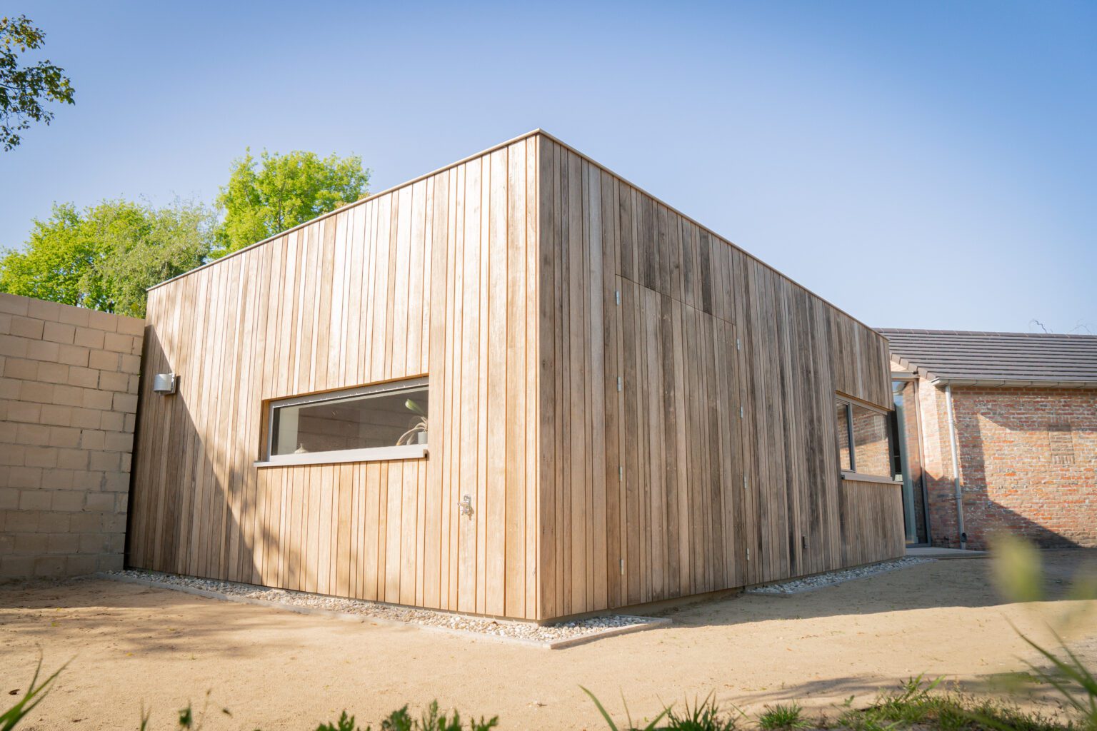 Een levendige gevel van Fraké hout | Fiduna